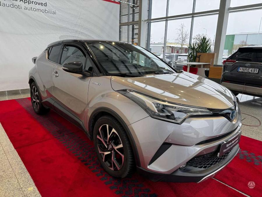 Серый Тойота C-HR 2018 в Шяуляй, объемом двигателя 1.80 л и пробегом 54 тыс. км за 19900 €, фото 2 на AUTOMOTO.COM.LV
