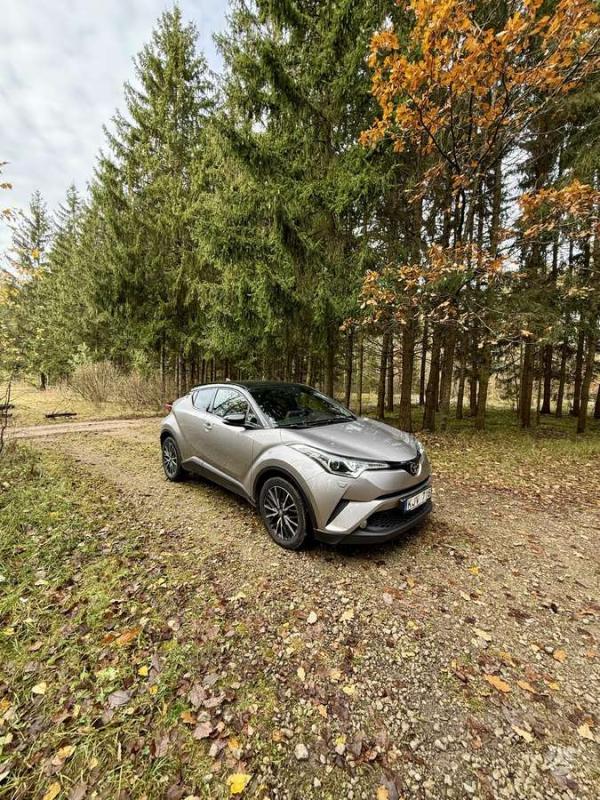 Серый Тойота C-HR 2018 в Вильнюс, объемом двигателя 1.20 л и пробегом 102 тыс. км за 16500 €, фото 3 на AUTOMOTO.COM.LV
