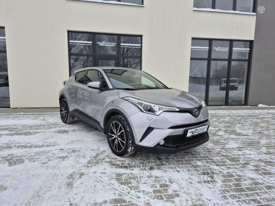 Pelēks Toyota C-HR 2018 Marijampole, ar dzinēja tilpumu 1.20 L un nobraukumu 67 tūkst. km par 17000 €, foto 1 vietnē AUTOMOTO.COM.LV