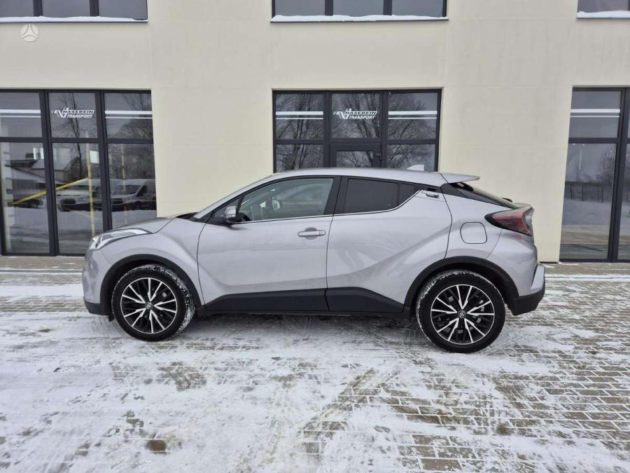 Pelēks Toyota C-HR 2018 Marijampole, ar dzinēja tilpumu 1.20 L un nobraukumu 67 tūkst. km par 17000 €, foto 4 vietnē AUTOMOTO.COM.LV