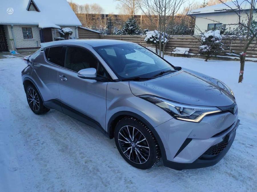 Grey Toyota C-HR 2018 in Kaunas, with an engine capacity of 1.80 L and mileage of 182 thousand km for 16250 €, photo 1 on AUTOMOTO.COM.LV