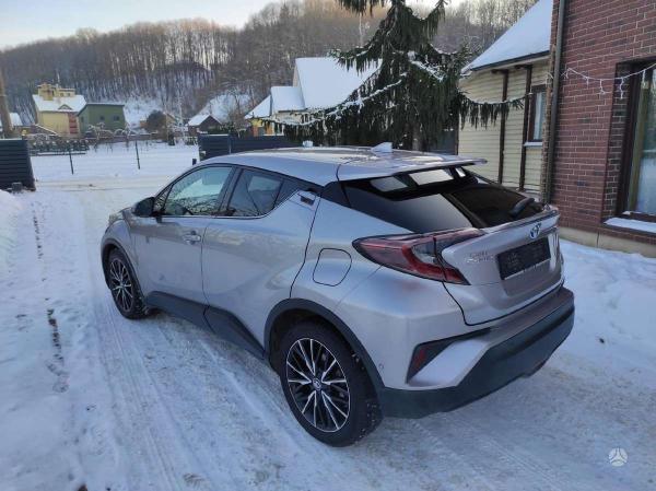 Grey Toyota C-HR 2018 in Kaunas, with an engine capacity of 1.80 L and mileage of 182 thousand km for 16250 €, photo 3 on AUTOMOTO.COM.LV