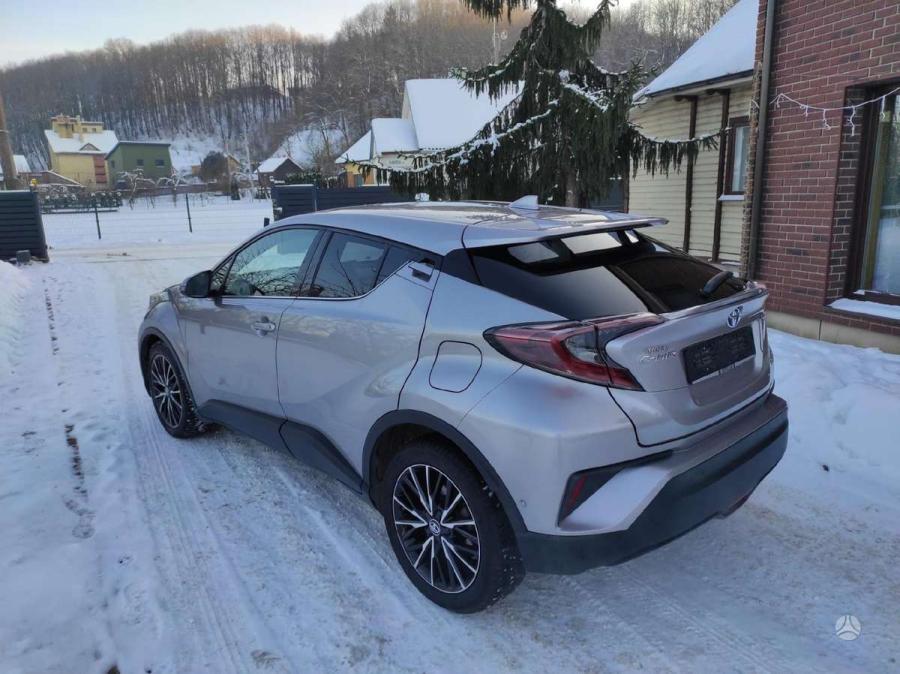 Grey Toyota C-HR 2018 in Kaunas, with an engine capacity of 1.80 L and mileage of 182 thousand km for 16250 €, photo 3 on AUTOMOTO.COM.LV