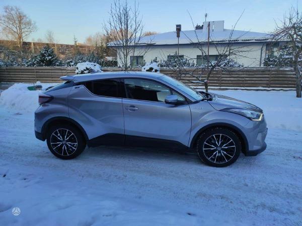 Grey Toyota C-HR 2018 in Kaunas, with an engine capacity of 1.80 L and mileage of 182 thousand km for 16250 €, photo 7 on AUTOMOTO.COM.LV