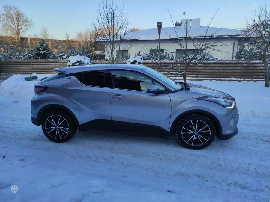 Grey Toyota C-HR 2018 in Kaunas, with an engine capacity of 1.80 L and mileage of 182 thousand km for 16250 €, photo 7 on AUTOMOTO.COM.LV