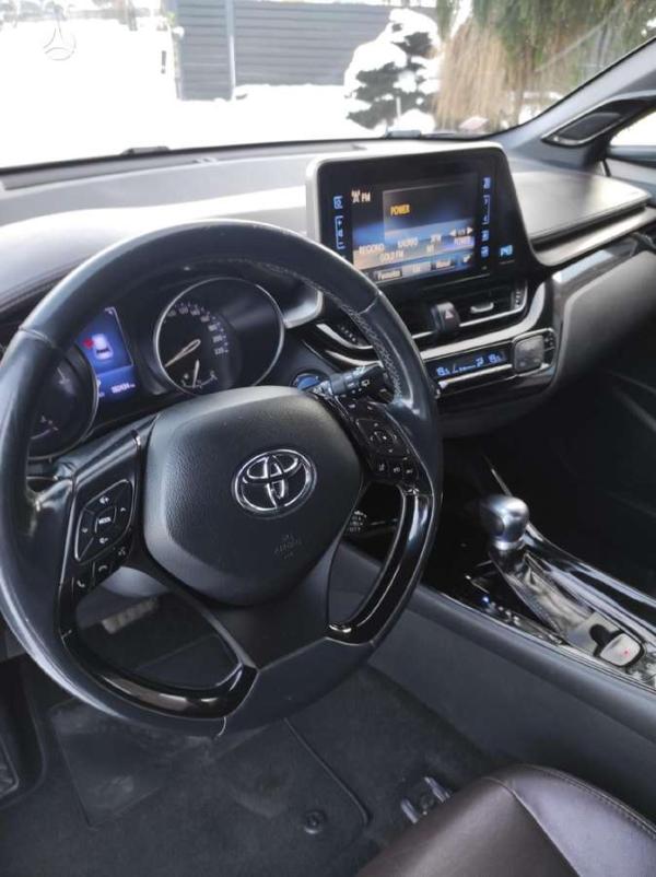 Grey Toyota C-HR 2018 in Kaunas, with an engine capacity of 1.80 L and mileage of 182 thousand km for 16250 €, photo 8 on AUTOMOTO.COM.LV