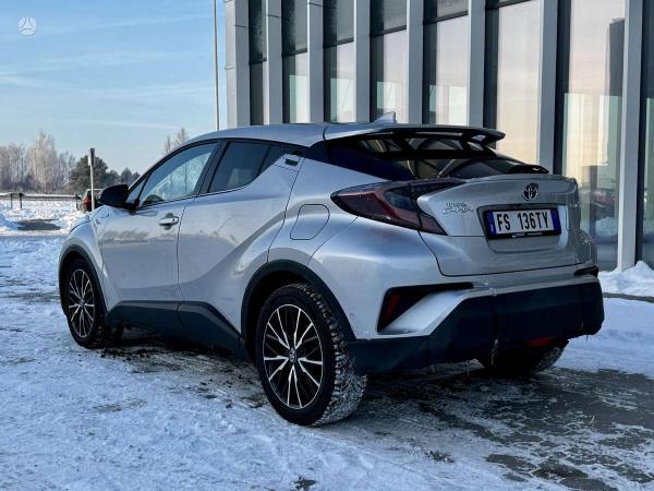 Pelēks Toyota C-HR 2018 Viļņa, ar dzinēja tilpumu 1.80 L un nobraukumu 167 tūkst. km par 15990 €, foto 2 vietnē AUTOMOTO.COM.LV