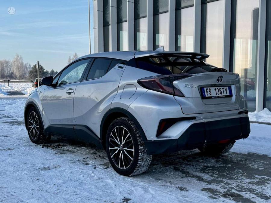 Pelēks Toyota C-HR 2018 Viļņa, ar dzinēja tilpumu 1.80 L un nobraukumu 167 tūkst. km par 15990 €, foto 2 vietnē AUTOMOTO.COM.LV