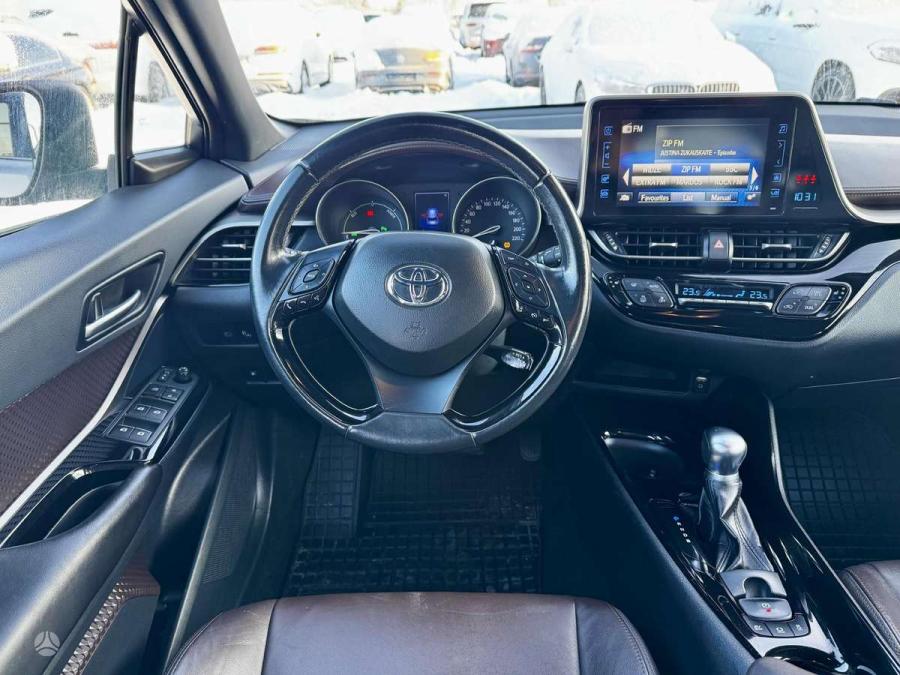 Pelēks Toyota C-HR 2018 Viļņa, ar dzinēja tilpumu 1.80 L un nobraukumu 167 tūkst. km par 15990 €, foto 24 vietnē AUTOMOTO.COM.LV