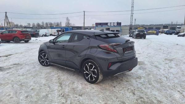 Pelēks Toyota C-HR 2018 Kauņa, ar dzinēja tilpumu 1.80 L un nobraukumu 155 tūkst. km par 15950 €, foto 2 vietnē AUTOMOTO.COM.LV