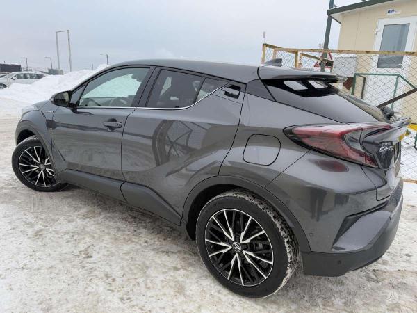 Grey Toyota C-HR 2018 in Vilnius, with an engine capacity of 1.80 L and mileage of 170 thousand km for 16000 €, photo 4 on AUTOMOTO.COM.LV
