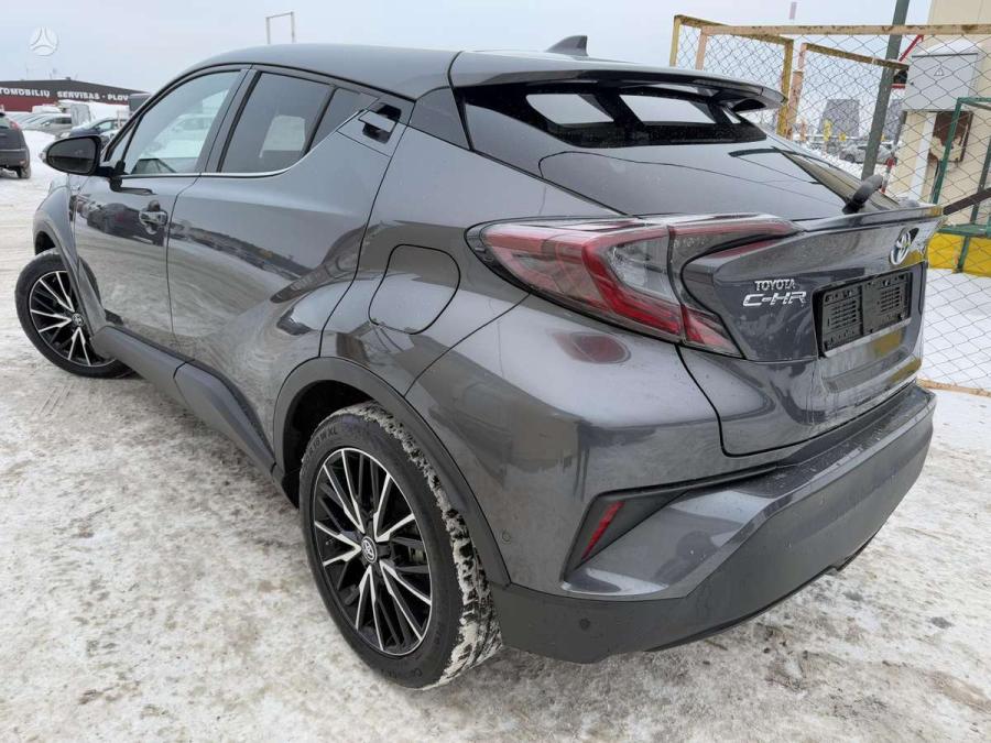 Grey Toyota C-HR 2018 in Vilnius, with an engine capacity of 1.80 L and mileage of 170 thousand km for 16000 €, photo 5 on AUTOMOTO.COM.LV
