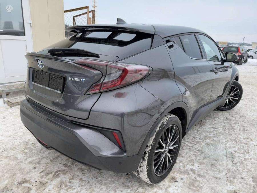 Grey Toyota C-HR 2018 in Vilnius, with an engine capacity of 1.80 L and mileage of 170 thousand km for 16000 €, photo 8 on AUTOMOTO.COM.LV