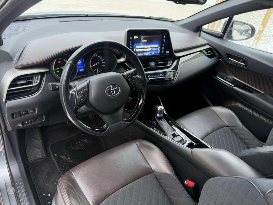 Grey Toyota C-HR 2018 in Vilnius, with an engine capacity of 1.80 L and mileage of 170 thousand km for 16000 €, photo 19 on AUTOMOTO.COM.LV