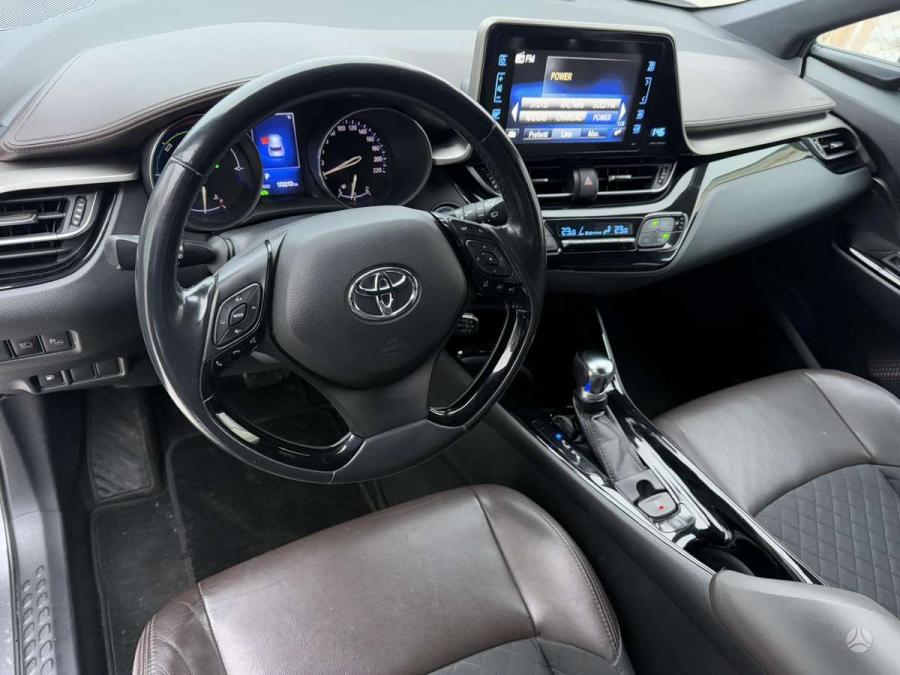 Grey Toyota C-HR 2018 in Vilnius, with an engine capacity of 1.80 L and mileage of 170 thousand km for 16000 €, photo 27 on AUTOMOTO.COM.LV