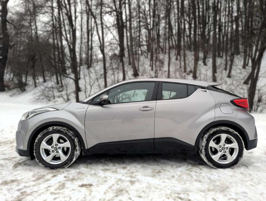 Grey Toyota C-HR 2018 in Kaunas, with an engine capacity of 1.80 L and mileage of 81 thousand km for 16200 €, photo 1 on AUTOMOTO.COM.LV