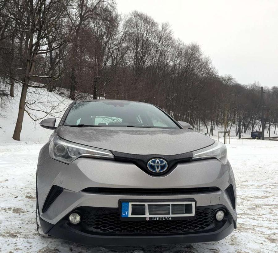 Grey Toyota C-HR 2018 in Kaunas, with an engine capacity of 1.80 L and mileage of 81 thousand km for 16200 €, photo 3 on AUTOMOTO.COM.LV