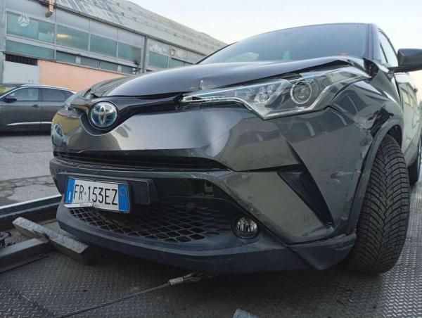 Grey Toyota C-HR 2018 in Panevezys, with an engine capacity of 1.80 L and mileage of 70 thousand km for 8500 €, photo 2 on AUTOMOTO.COM.LV
