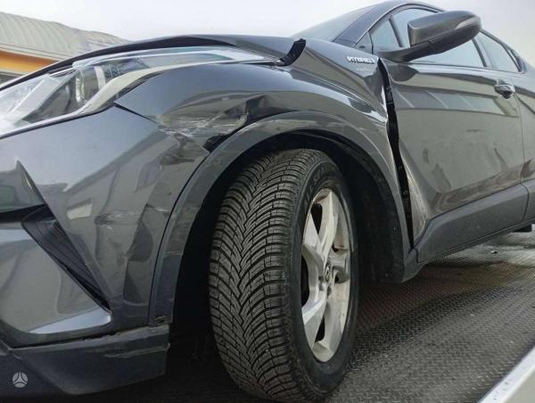 Grey Toyota C-HR 2018 in Panevezys, with an engine capacity of 1.80 L and mileage of 70 thousand km for 8500 €, photo 3 on AUTOMOTO.COM.LV