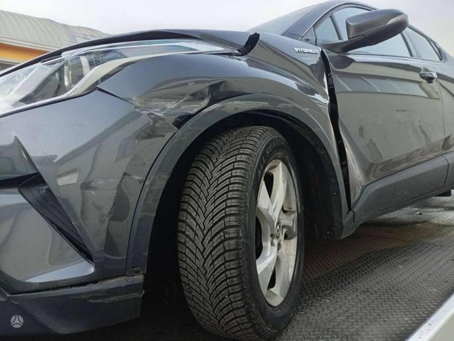 Pelēks Toyota C-HR 2018 Panevēža, ar dzinēja tilpumu 1.80 L un nobraukumu 70 tūkst. km par 8500 €, foto 3 vietnē AUTOMOTO.COM.LV