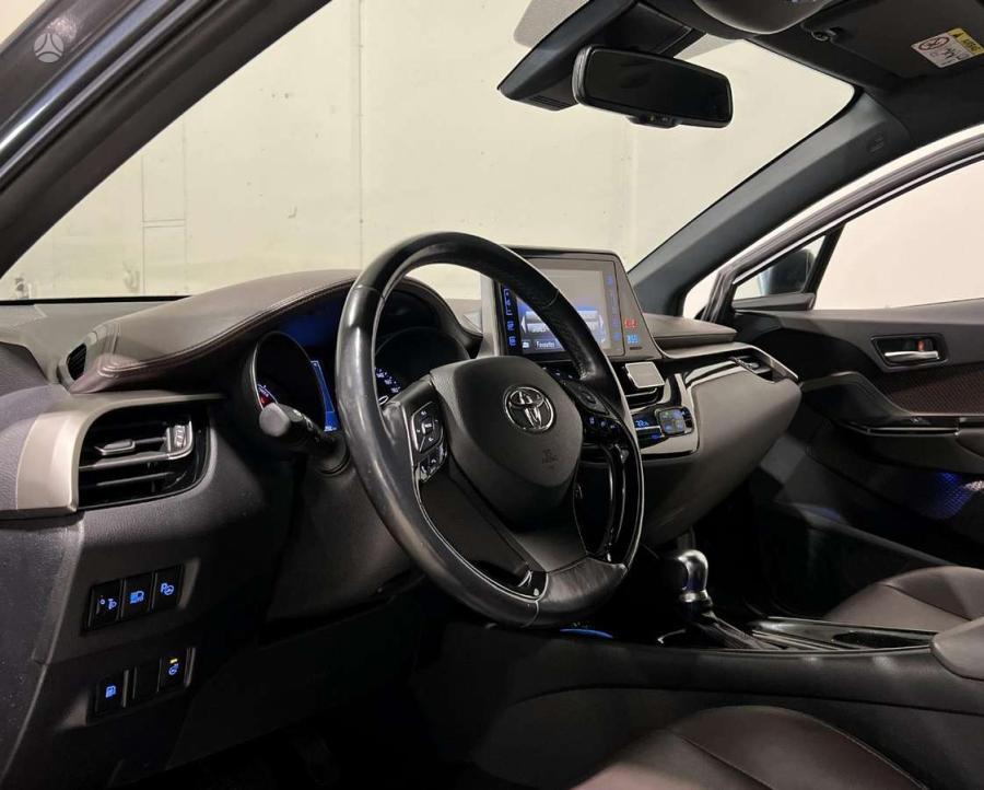 Pelēks Toyota C-HR 2018 Klaipėda, ar dzinēja tilpumu 1.80 L un nobraukumu 204 tūkst. km par 15900 €, foto 2 vietnē AUTOMOTO.COM.LV