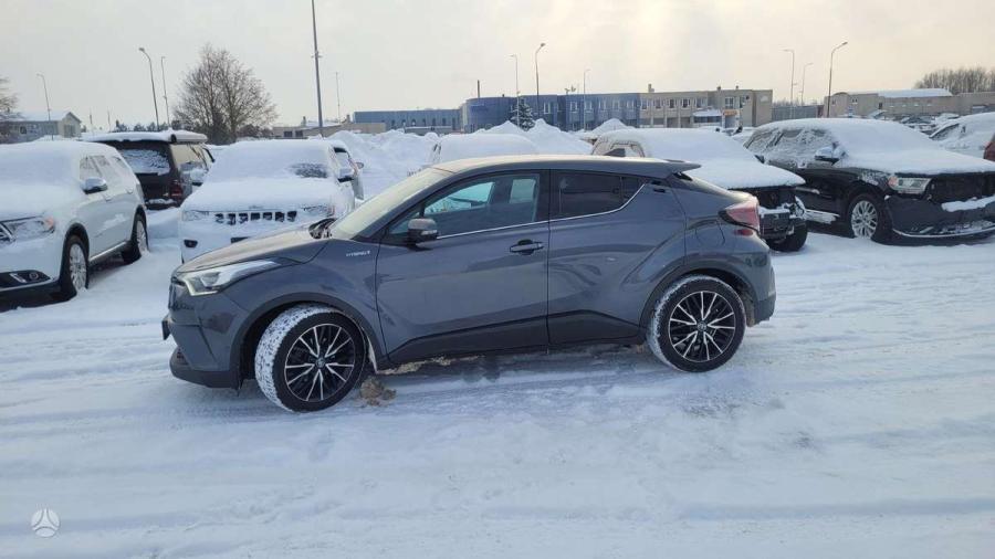 Pelēks Toyota C-HR 2018 Šauļi, ar dzinēja tilpumu 1.80 L un nobraukumu 186 tūkst. km par 15600 €, foto 3 vietnē AUTOMOTO.COM.LV
