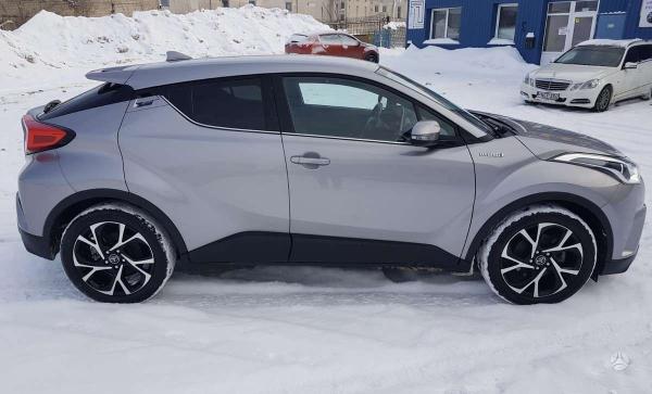 Серый Тойота C-HR 2018 в Шяуляй, объемом двигателя 1.80 л и пробегом 131 тыс. км за 14950 €, фото 5 на AUTOMOTO.COM.LV