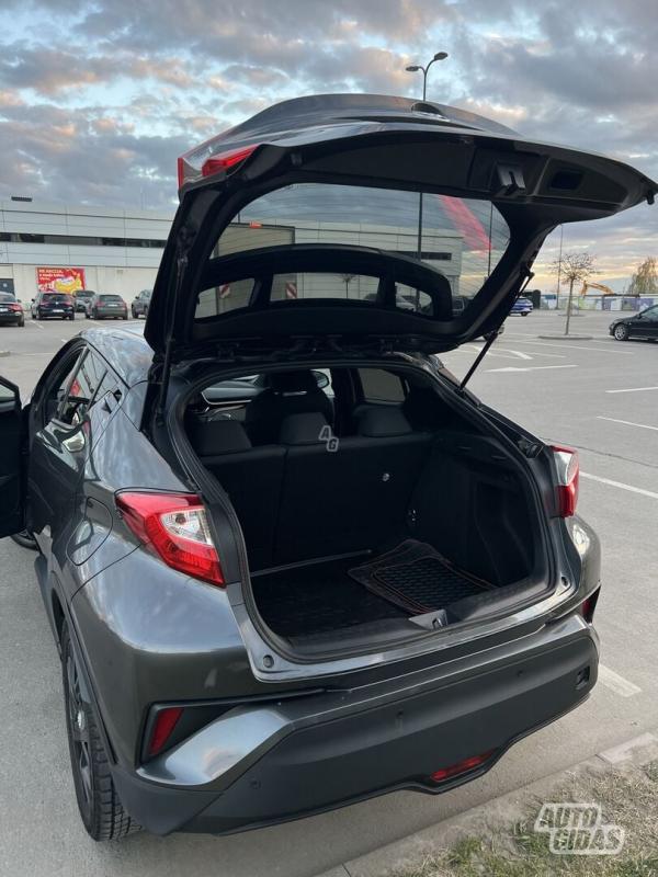 Grey Toyota C-HR 2018 in Vilnius, with an engine capacity of 1.80 L and mileage of 220 thousand km for 14550 €, photo 4 on AUTOMOTO.COM.LV