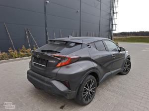 Grey Toyota C-HR 2018 in Vilnius, with an engine capacity of 1.80 L and mileage of 204 thousand km for 13950 €, photo 3 on AUTOMOTO.COM.LV