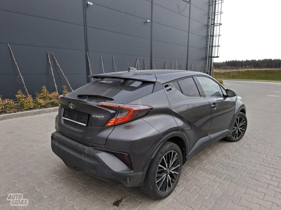 Grey Toyota C-HR 2018 in Vilnius, with an engine capacity of 1.80 L and mileage of 204 thousand km for 13950 €, photo 3 on AUTOMOTO.COM.LV