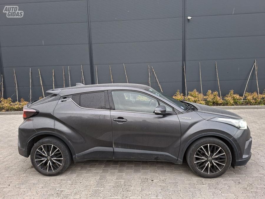 Grey Toyota C-HR 2018 in Vilnius, with an engine capacity of 1.80 L and mileage of 204 thousand km for 13950 €, photo 8 on AUTOMOTO.COM.LV