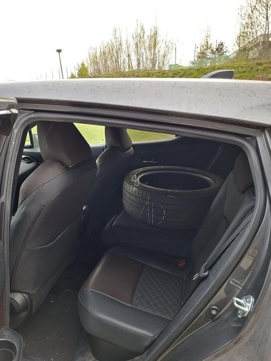 Grey Toyota C-HR 2018 in Vilnius, with an engine capacity of 1.80 L and mileage of 204 thousand km for 13950 €, photo 13 on AUTOMOTO.COM.LV