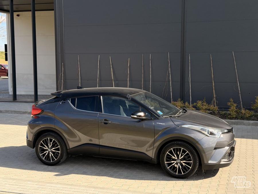 Серый Тойота C-HR 2018 в Вильнюс, объемом двигателя 1.80 л и пробегом 180 тыс. км за 15900 €, фото 5 на AUTOMOTO.COM.LV