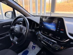 Серый Тойота C-HR 2018 в Вильнюс, объемом двигателя 1.80 л и пробегом 180 тыс. км за 15900 €, фото 29 на AUTOMOTO.COM.LV
