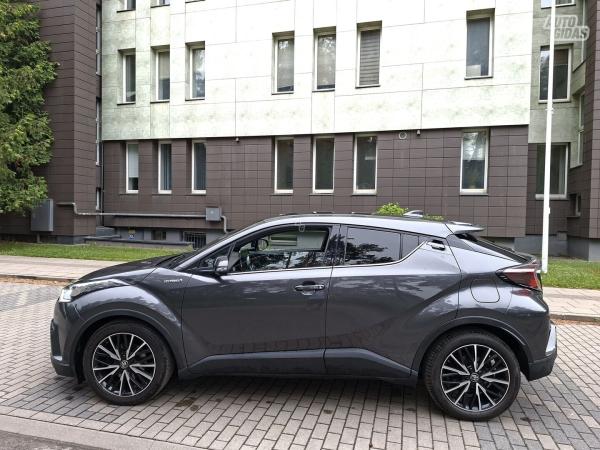 Grey Toyota C-HR 2018 in Vilnius, with an engine capacity of 1.80 L and mileage of 230 thousand km for 14650 €, photo 5 on AUTOMOTO.COM.LV