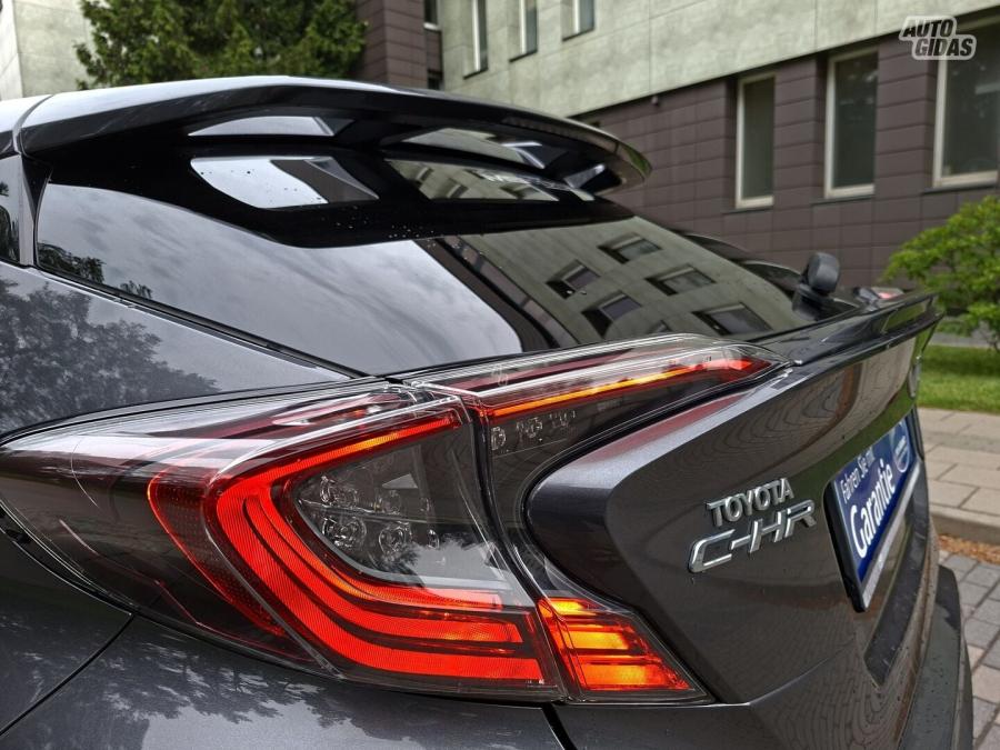 Grey Toyota C-HR 2018 in Vilnius, with an engine capacity of 1.80 L and mileage of 230 thousand km for 14650 €, photo 13 on AUTOMOTO.COM.LV