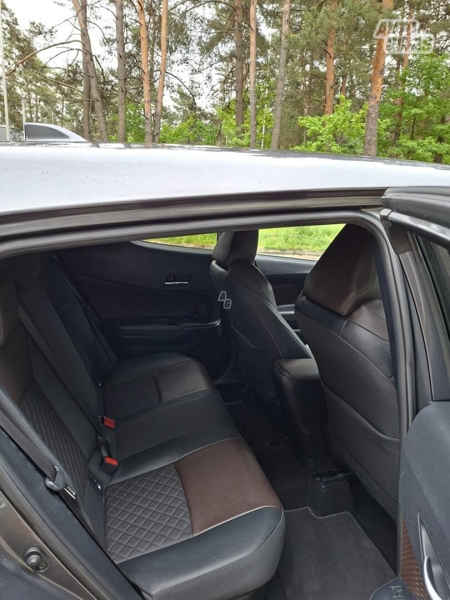 Grey Toyota C-HR 2018 in Vilnius, with an engine capacity of 1.80 L and mileage of 230 thousand km for 14650 €, photo 17 on AUTOMOTO.COM.LV