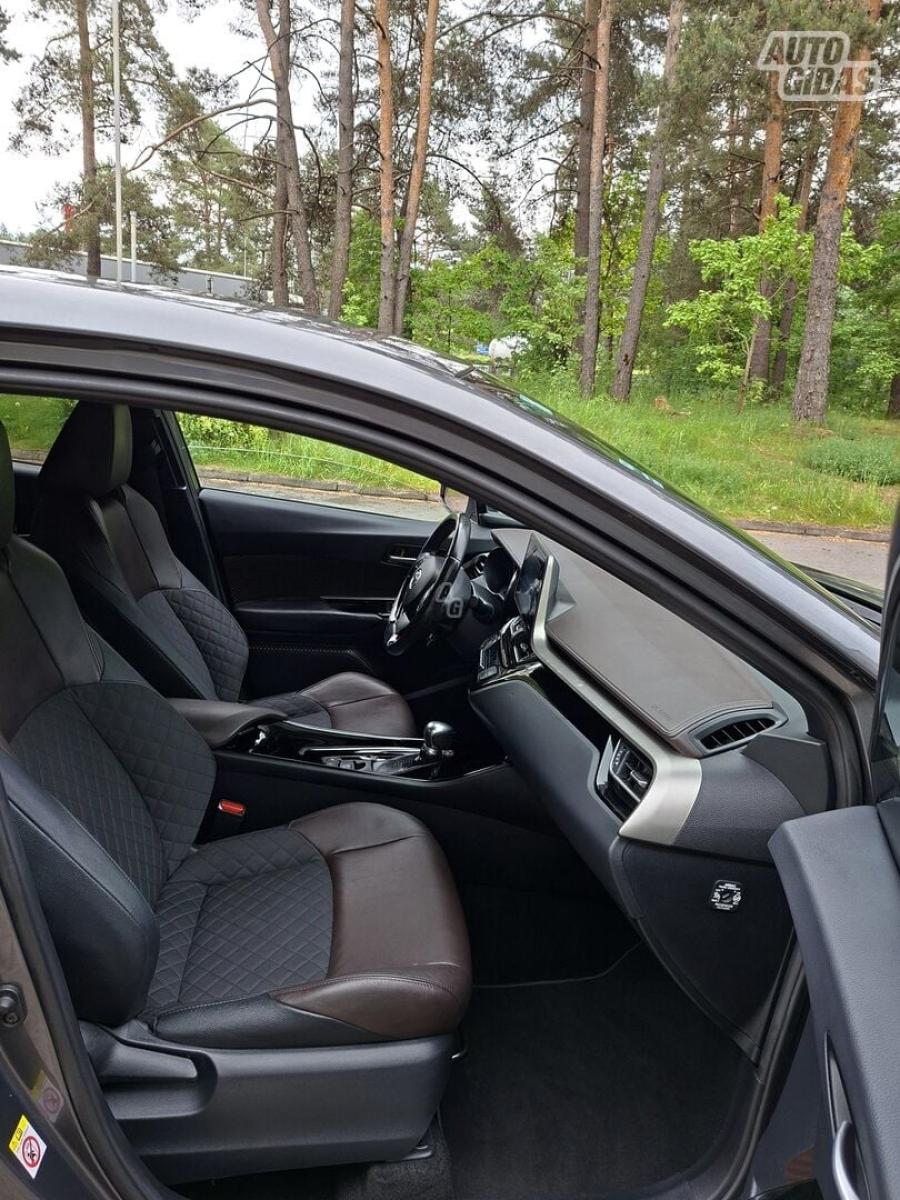 Grey Toyota C-HR 2018 in Vilnius, with an engine capacity of 1.80 L and mileage of 230 thousand km for 14650 €, photo 20 on AUTOMOTO.COM.LV