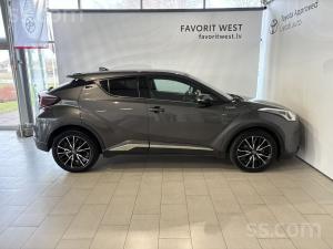Grey Toyota C-HR 2018 in Ventspils, with an engine capacity of 1.80 L and mileage of 93 thousand km for 17990 €, photo 4 on AUTOMOTO.COM.LV