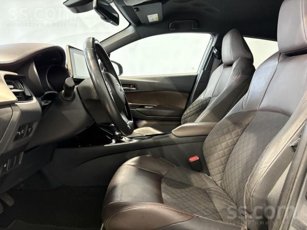 Серый Тойота C-HR 2018 в Вентспилс, объемом двигателя 1.80 л и пробегом 93 тыс. км за 17990 €, фото 5 на AUTOMOTO.COM.LV