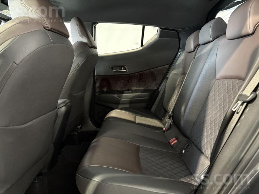 Grey Toyota C-HR 2018 in Ventspils, with an engine capacity of 1.80 L and mileage of 93 thousand km for 17990 €, photo 7 on AUTOMOTO.COM.LV