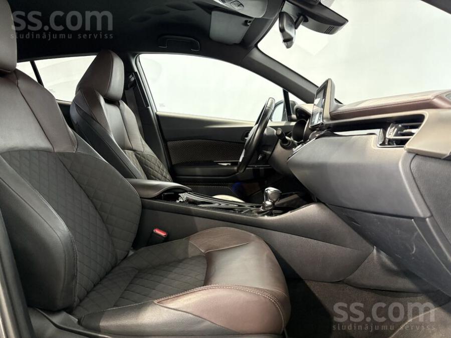 Grey Toyota C-HR 2018 in Ventspils, with an engine capacity of 1.80 L and mileage of 93 thousand km for 17990 €, photo 8 on AUTOMOTO.COM.LV