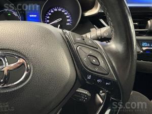 Grey Toyota C-HR 2018 in Ventspils, with an engine capacity of 1.80 L and mileage of 93 thousand km for 17990 €, photo 16 on AUTOMOTO.COM.LV