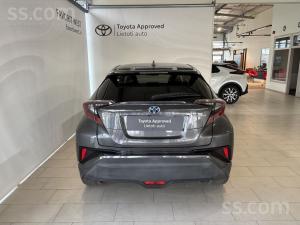 Grey Toyota C-HR 2018 in Ventspils, with an engine capacity of 1.80 L and mileage of 93 thousand km for 17990 €, photo 24 on AUTOMOTO.COM.LV