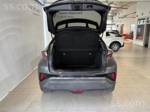 Grey Toyota C-HR 2018 in Ventspils, with an engine capacity of 1.80 L and mileage of 93 thousand km for 17990 €, photo 25 on AUTOMOTO.COM.LV