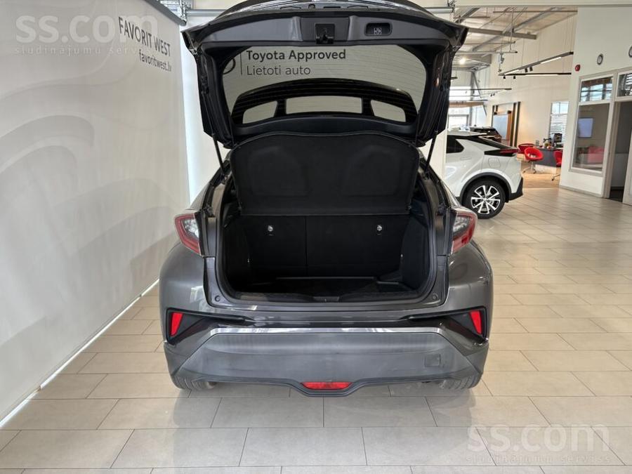 Grey Toyota C-HR 2018 in Ventspils, with an engine capacity of 1.80 L and mileage of 93 thousand km for 17990 €, photo 25 on AUTOMOTO.COM.LV