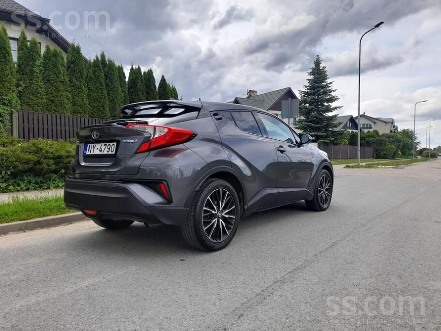 Pelēks Toyota C-HR 2018 Rīga, ar dzinēja tilpumu 1.80 L un nobraukumu 230 tūkst. km par 14650 €, foto 5 vietnē AUTOMOTO.COM.LV
