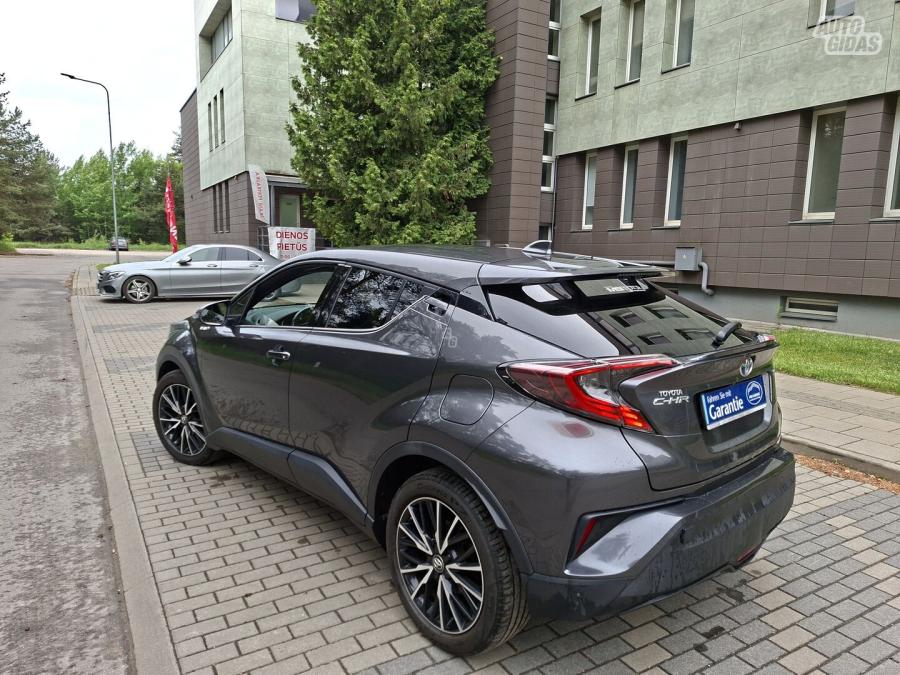 Grey Toyota C-HR 2018 in Vilnius, with an engine capacity of 1.80 L and mileage of 230 thousand km for 13999 €, photo 3 on AUTOMOTO.COM.LV