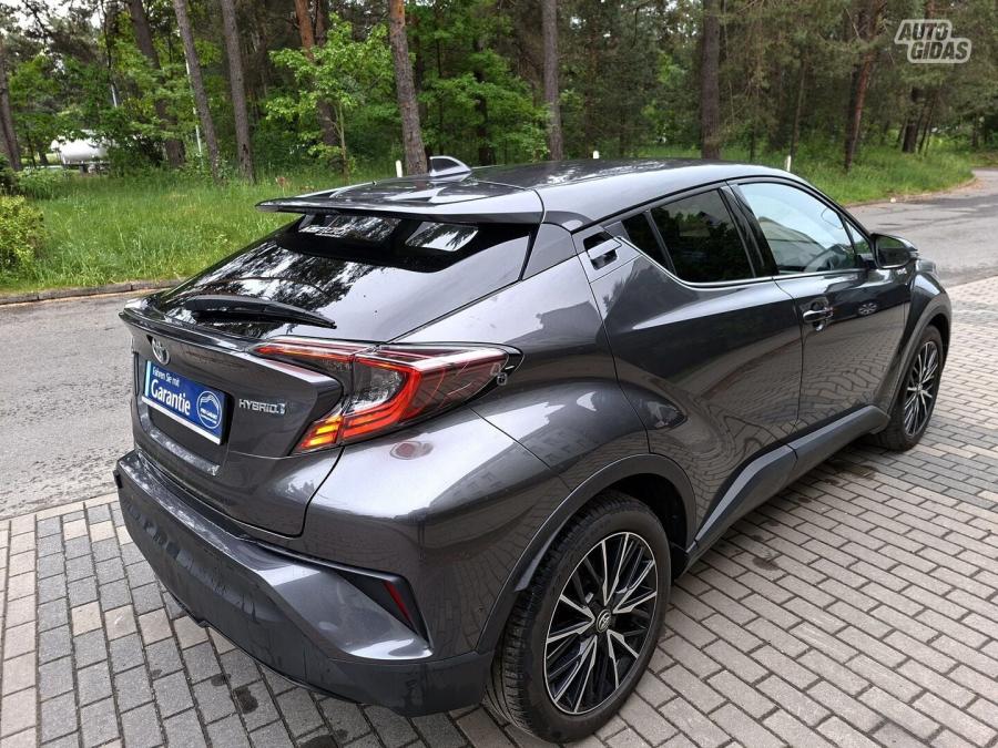 Grey Toyota C-HR 2018 in Vilnius, with an engine capacity of 1.80 L and mileage of 230 thousand km for 13999 €, photo 11 on AUTOMOTO.COM.LV