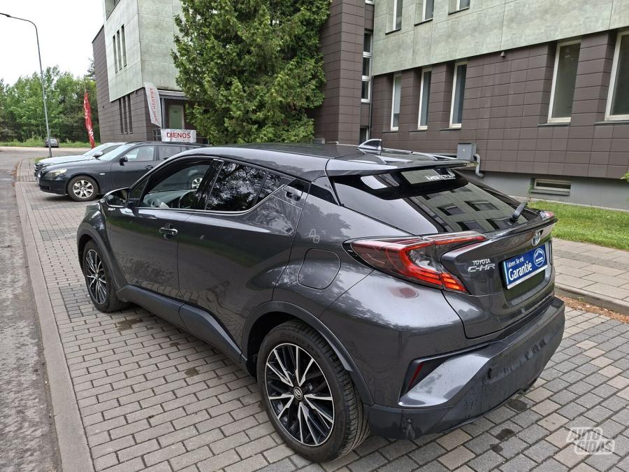 Grey Toyota C-HR 2018 in Vilnius, with an engine capacity of 1.80 L and mileage of 230 thousand km for 13999 €, photo 12 on AUTOMOTO.COM.LV